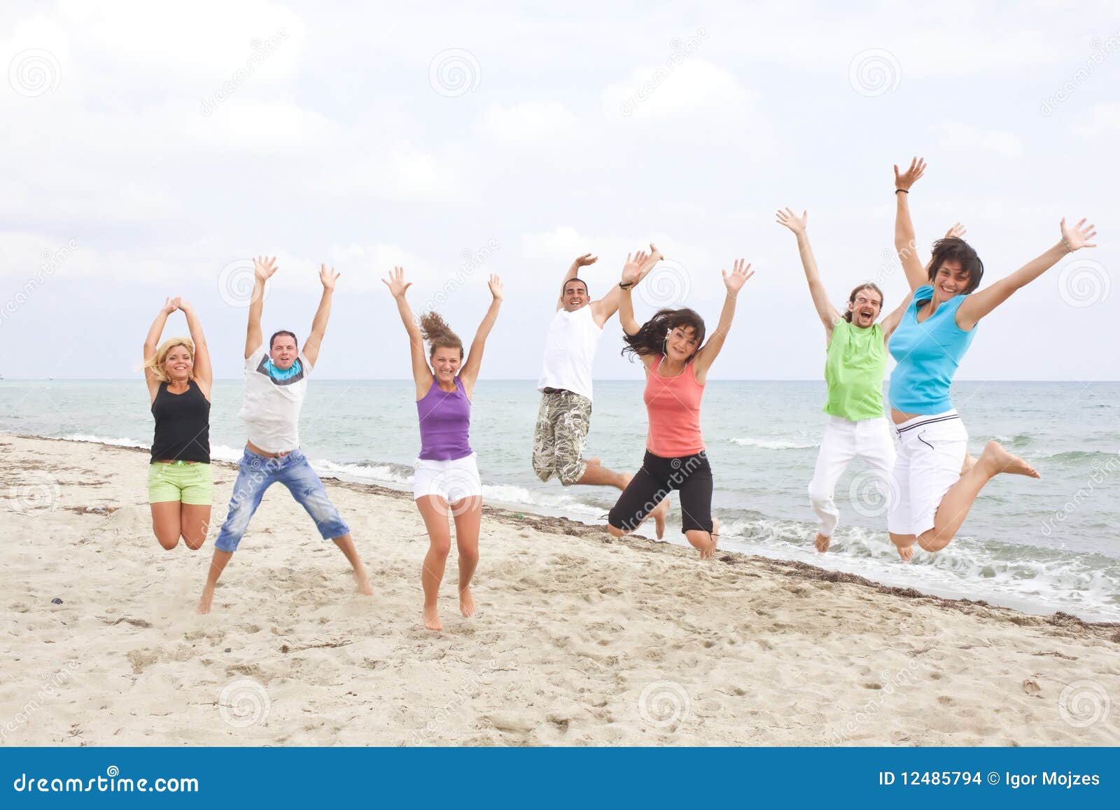 Gente Joven Que Salta En La Playa Foto de archivo - Imagen de azul ...
