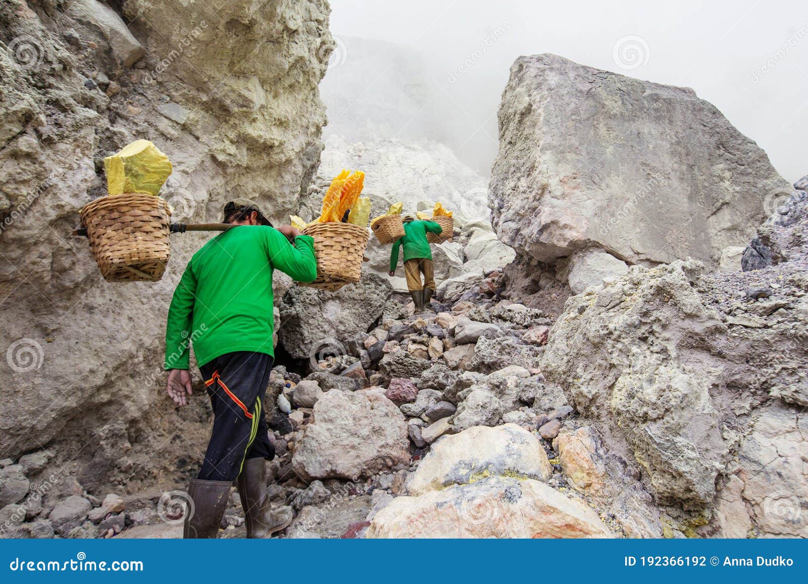Gente Minando Azufre En Ijen Volcano Java Indonesia Foto de archivo ...