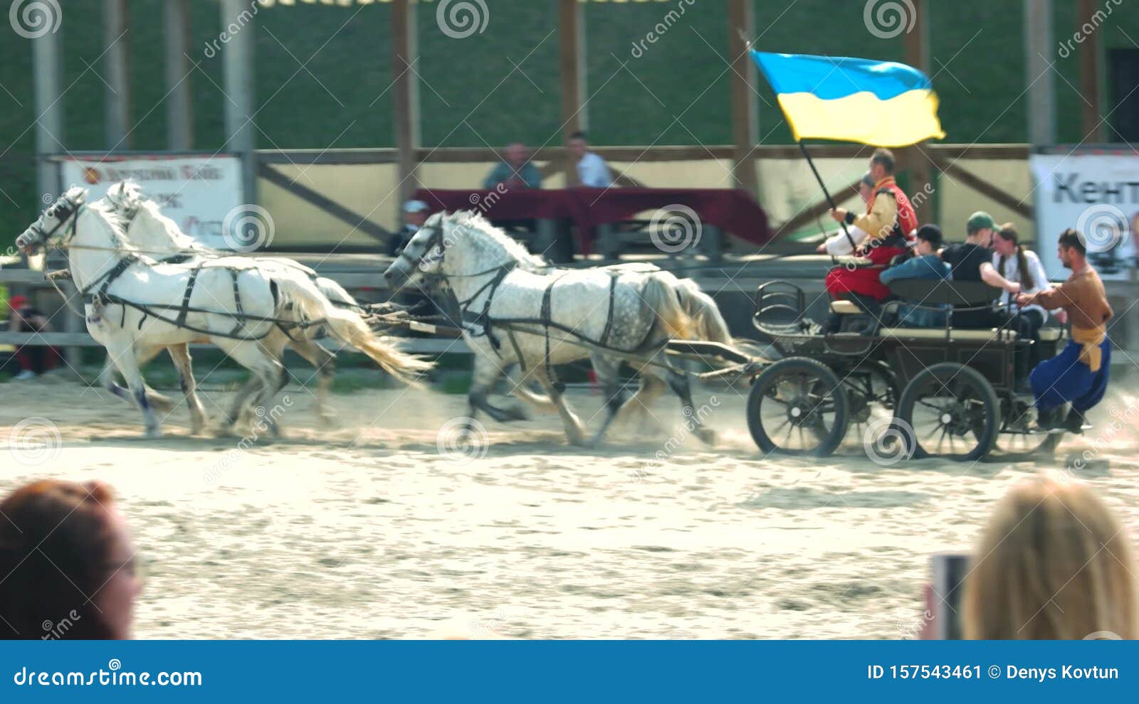 Gente Montando Un Caballo Con La Bandera Almacen De Video - Vídeo de ...