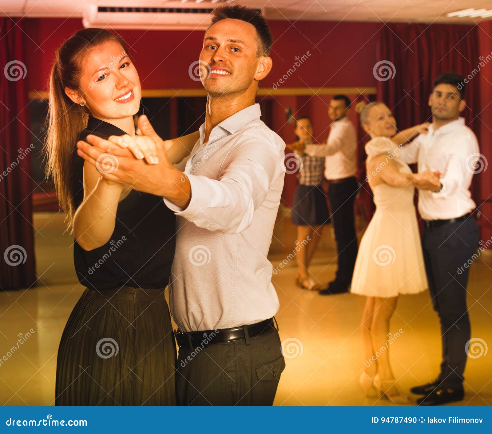 Gente Que Aprende Bailar El Vals En Clase De Baile Foto de archivo ...