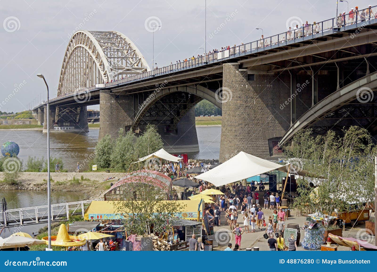 Gente Que Camina En El Puente De Nimega Imagen editorial - Imagen de ...
