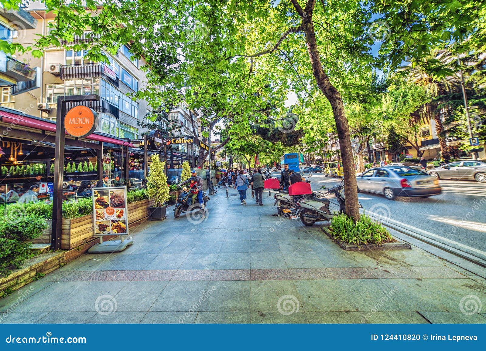 Gente Que Camina En Turco De La Avenida De Bagdat: Bagdat Caddesi Imagen editorial - Imagen de ...