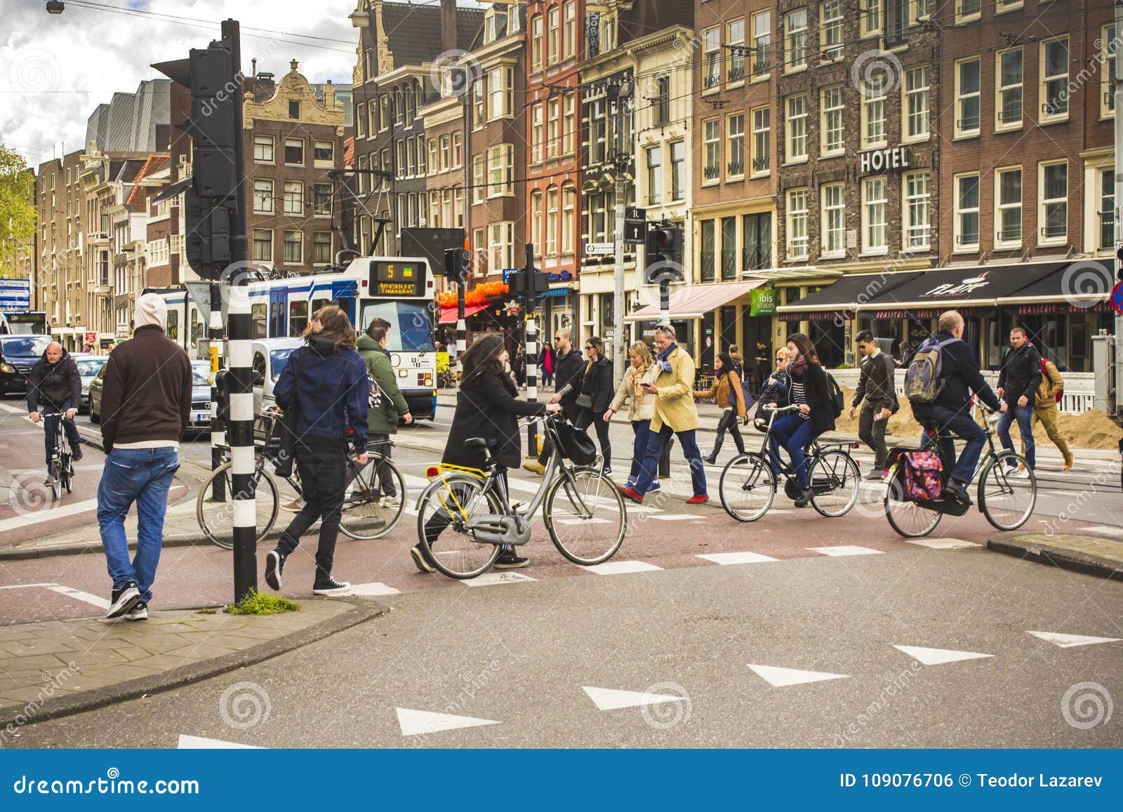 Gente Que Camina Las Calles De Amsterdam Foto editorial - Imagen de ...