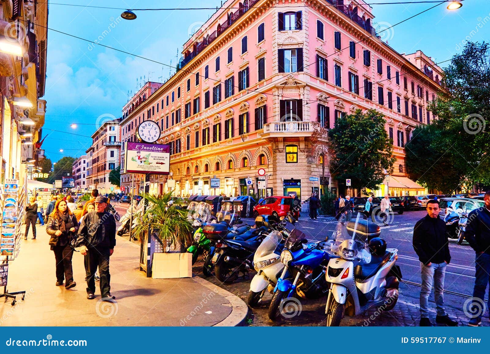 Gente Que Camina Las Calles De La Noche De Roma Fotografía editorial ...