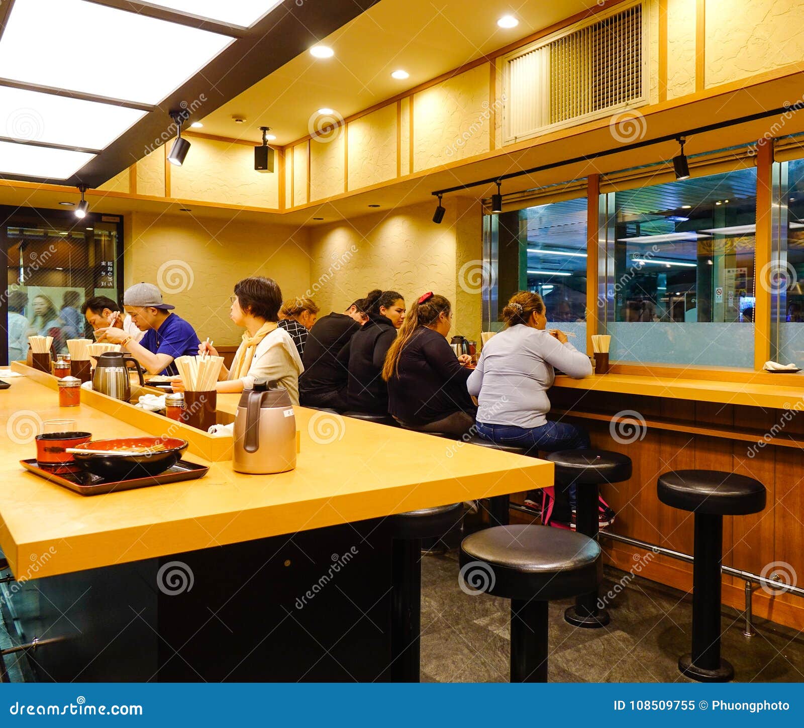 Gente Que Come En El Restaurante Local Imagen editorial - Imagen de ...