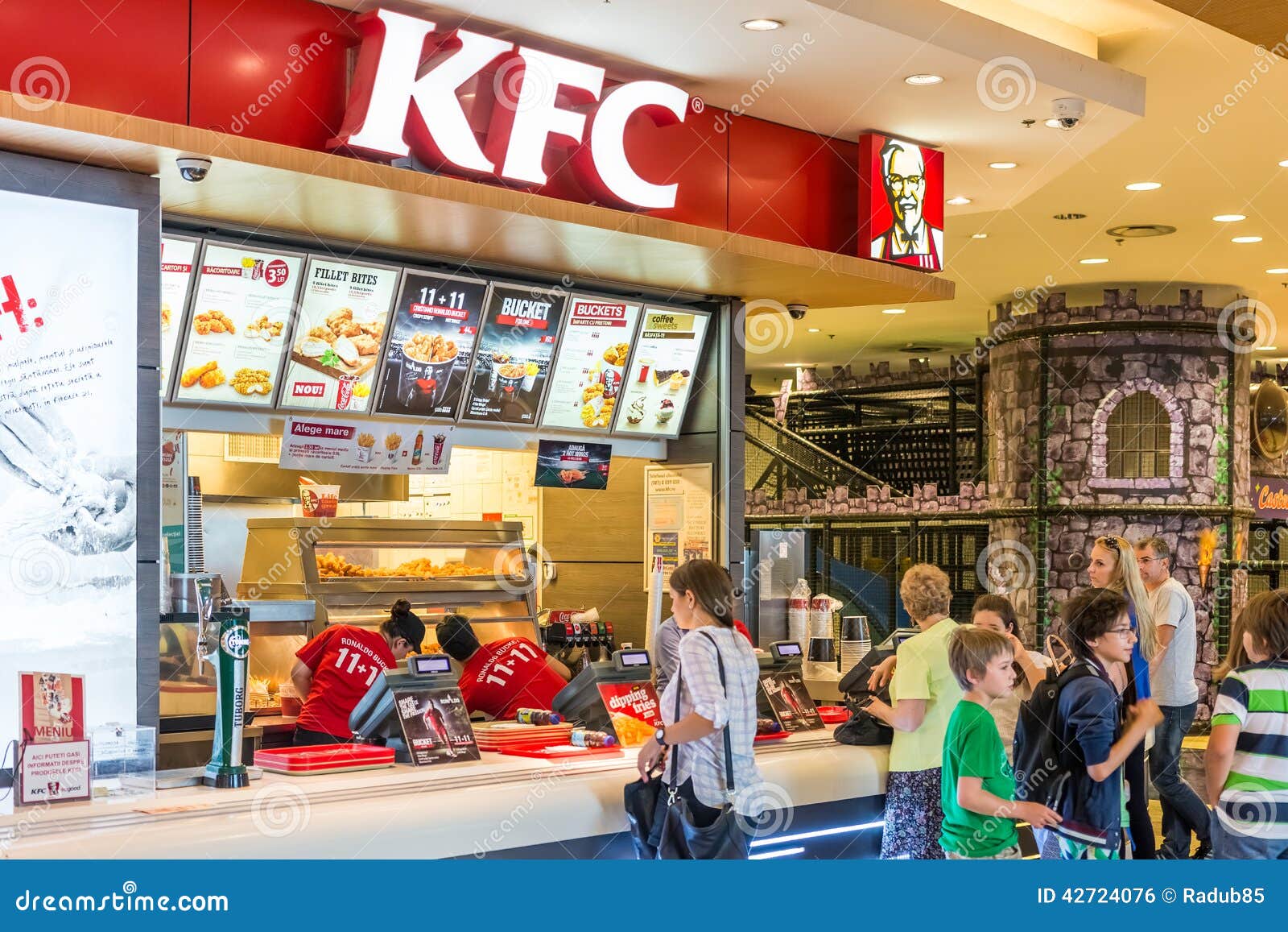 Gente Que Compra a Fried Chicken at KFC Local Foto editorial - Imagen ...