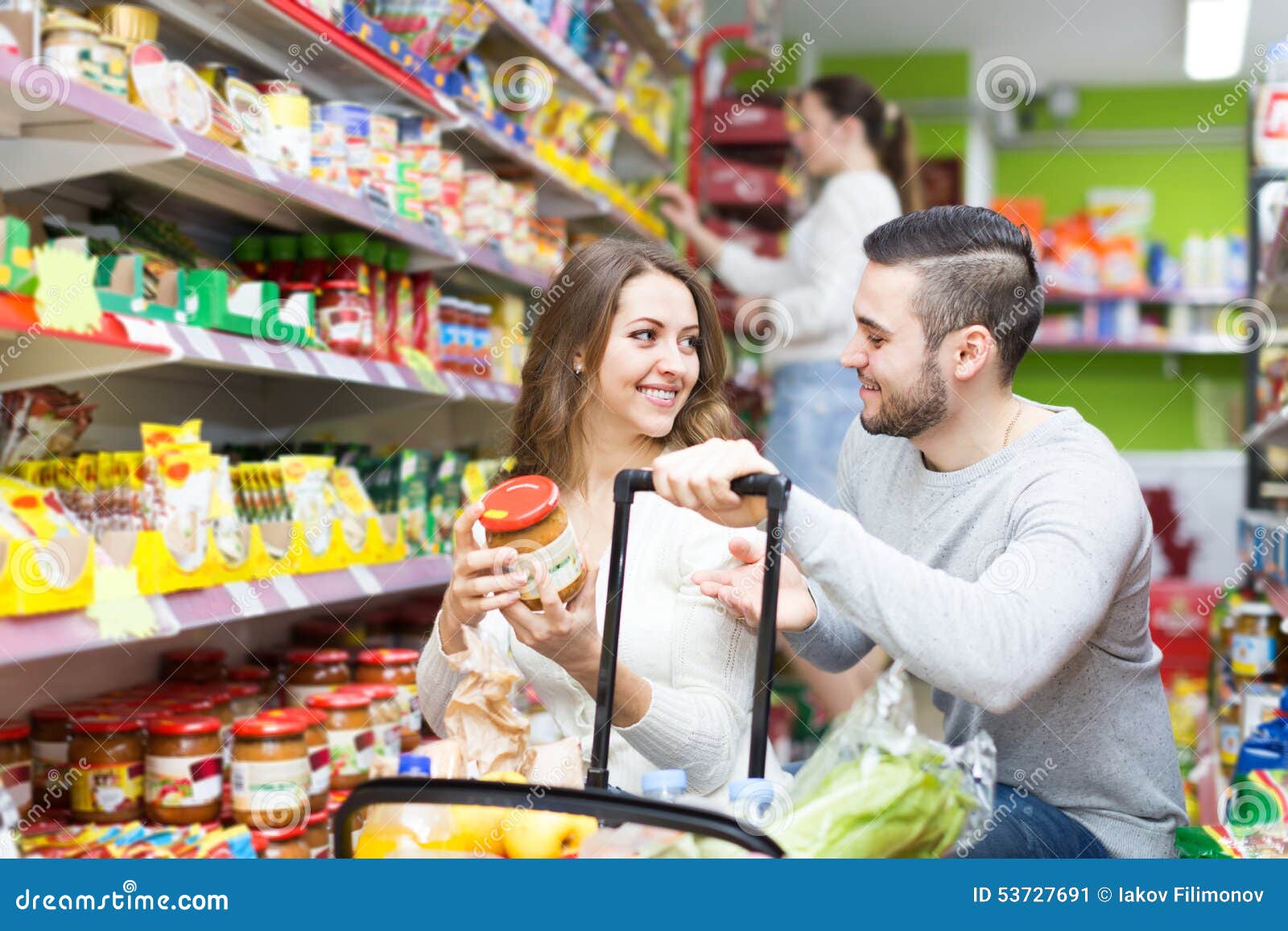 Gente Que Compra La Comida En El Supermercado Imagen de archivo ...