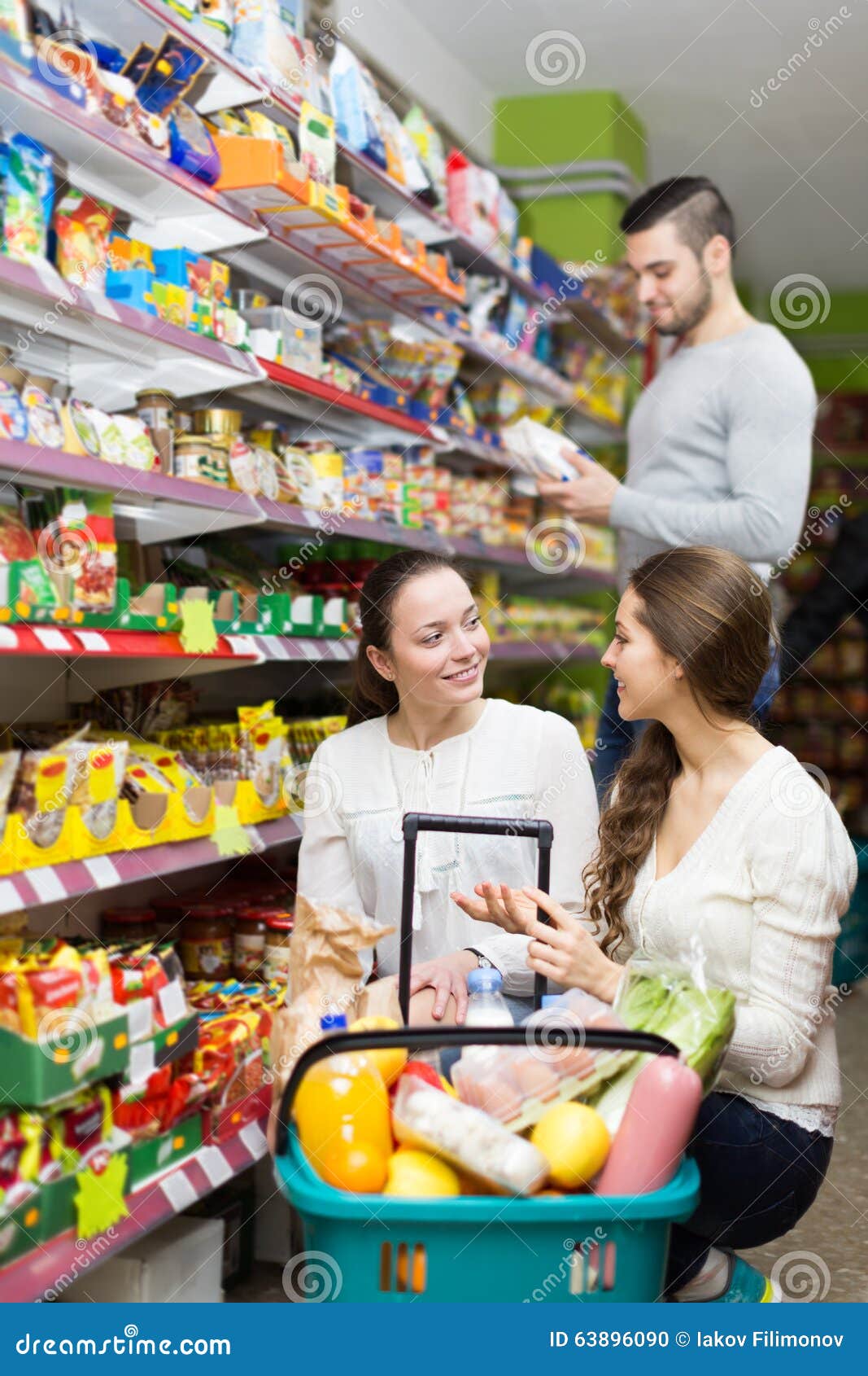Gente Que Compra La Comida En El Supermercado Foto de archivo - Imagen ...