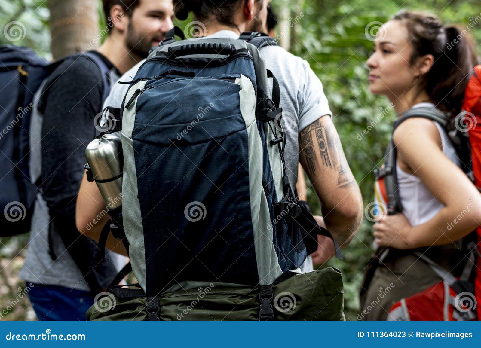 Gente Que Emigra En Un Bosque Imagen de archivo - Imagen de ...