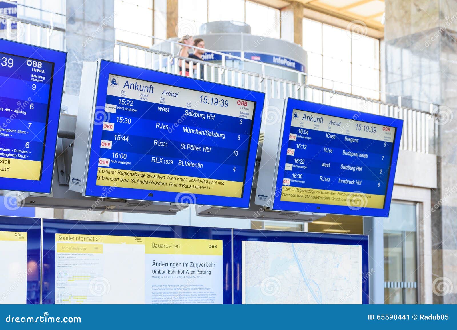Gente Que Mira Las Pantallas De La Salida Y De Las Llegadas Foto ...