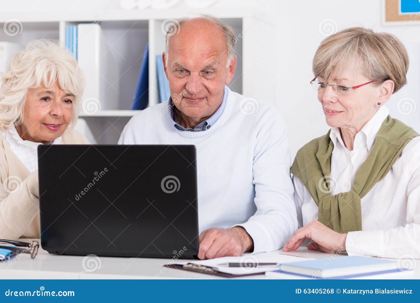 Gente Senior Con Il Computer Portatile Fotografia Stock - Immagine di ...