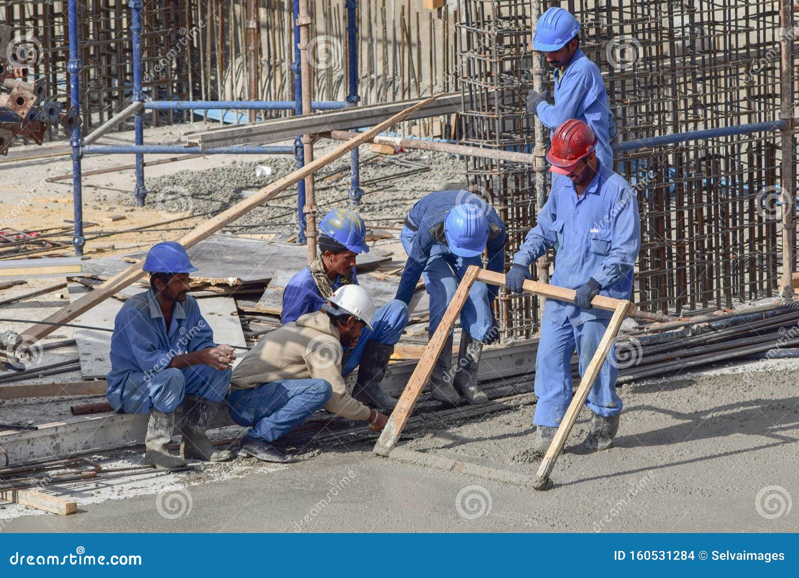 Gente trabajando imagen de archivo editorial. Imagen de sitio - 160531284