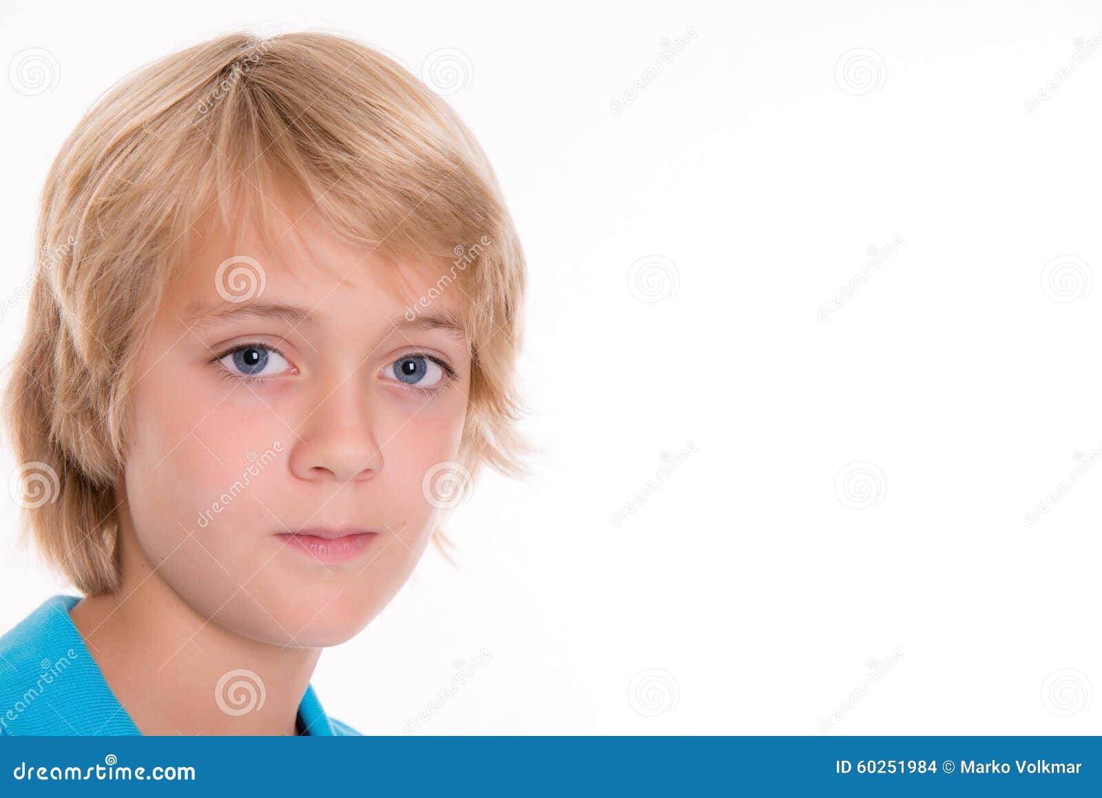 Gentil garçon blond photo stock. Image du beauté, visage - 60251984