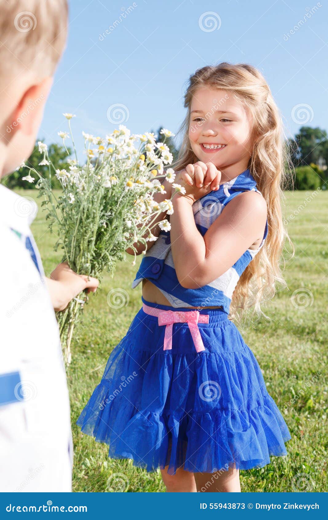 Gentil Petit Garçon Présent Des Fleurs Image stock - Image du gens ...