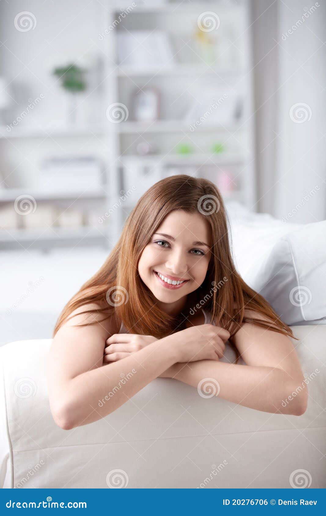 Gentille fille photo stock. Image du intérieur, bonheur - 20276706