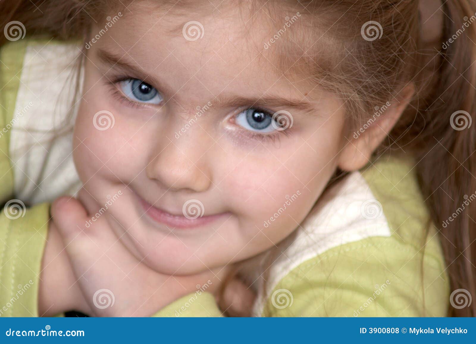 Gentille fille photo stock. Image du enfant, visage, sourire - 3900808