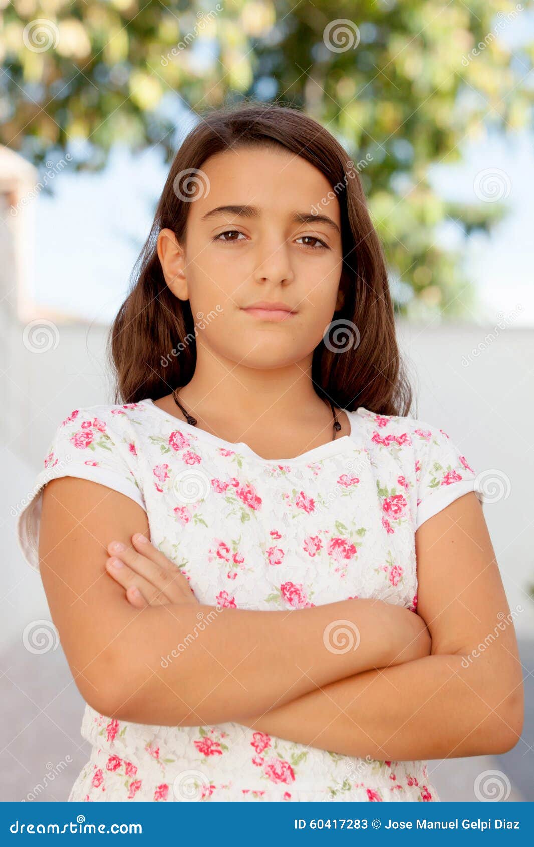 Gentille Fille D'enfant De Dix Ans Image stock - Image du fleuri ...