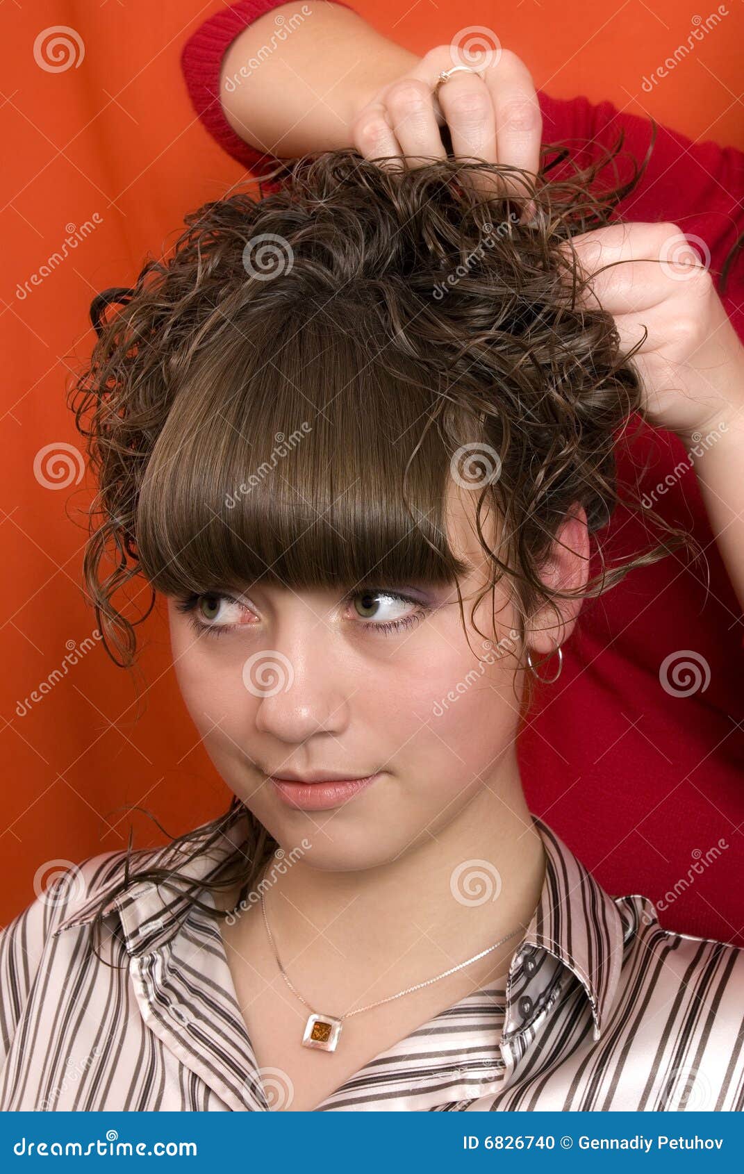 Gentille Fille Dans Un Salon De Coiffure Photo stock - Image du chemise ...