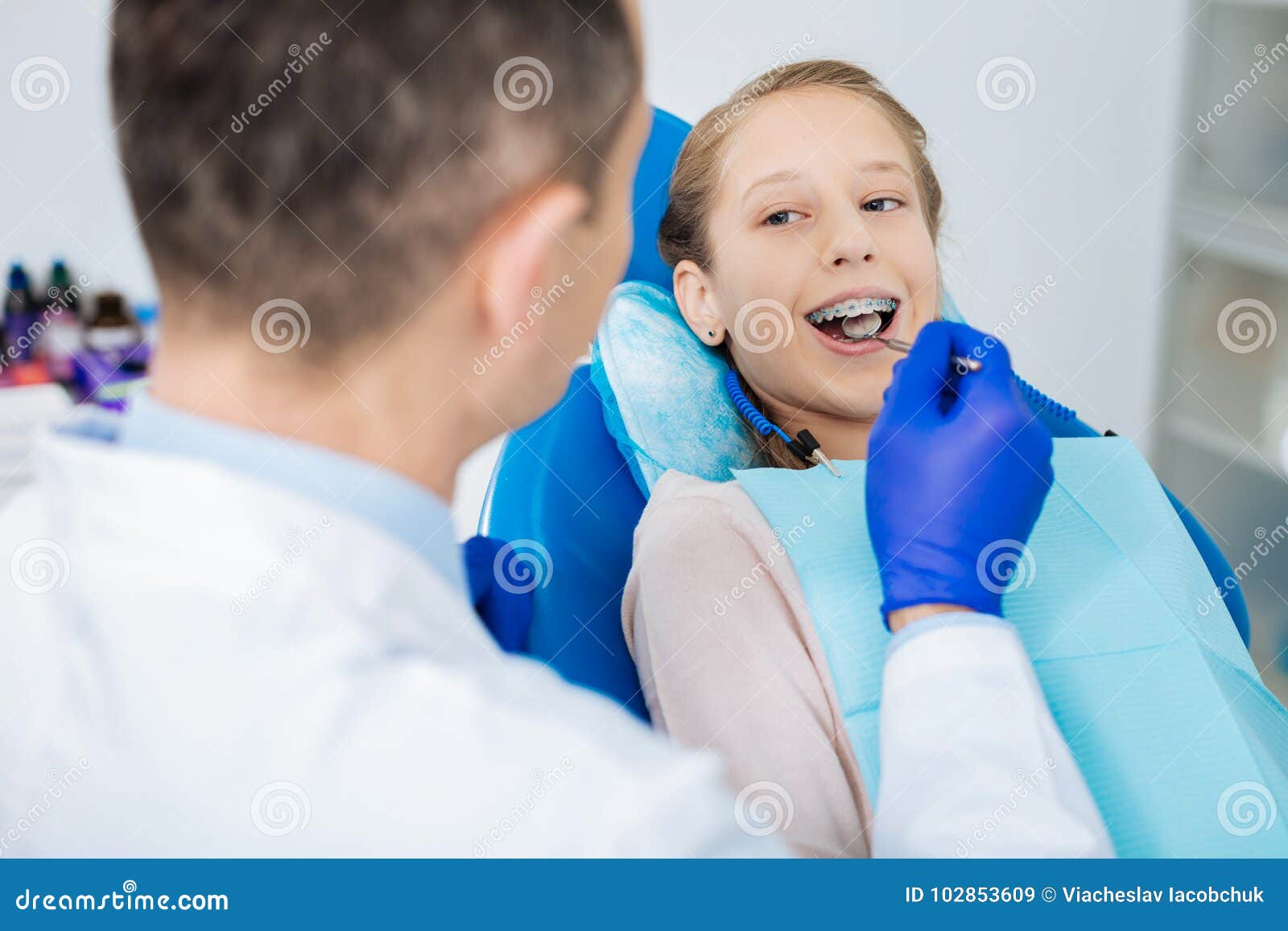 Gentille Fille Heureuse Ouvrant Sa Bouche Image stock - Image du ...