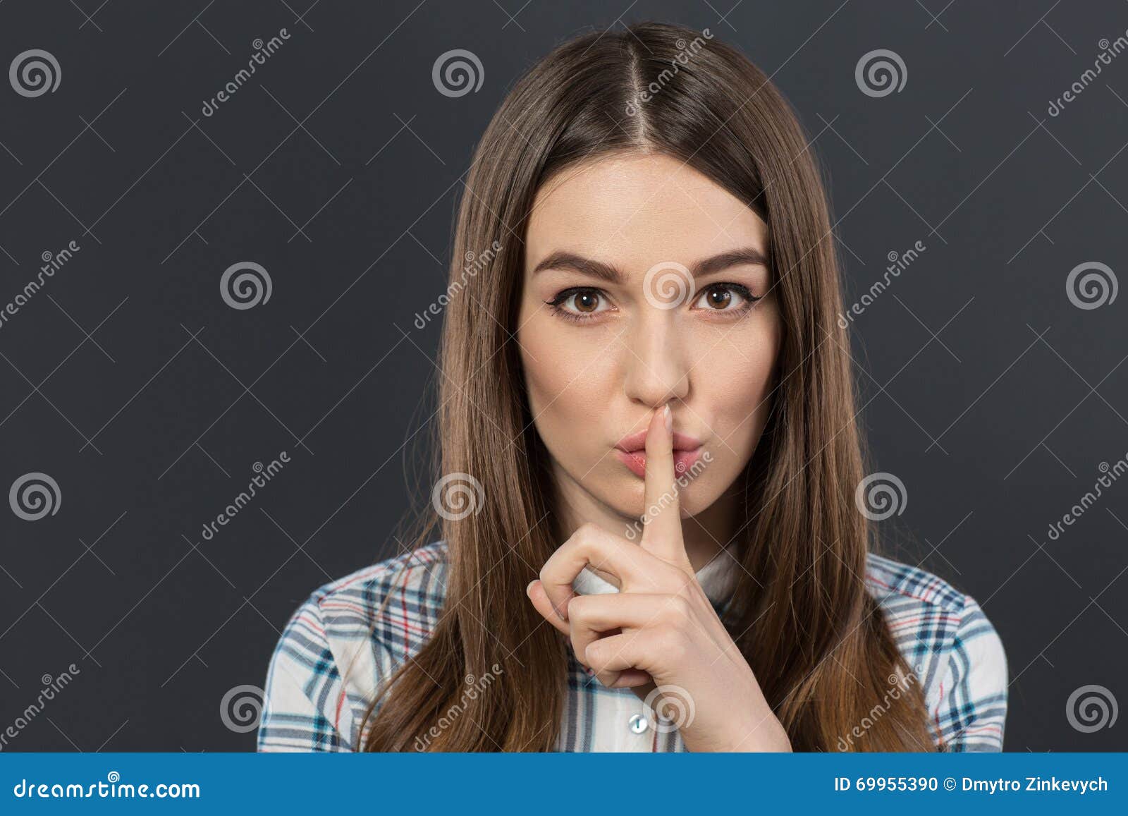 Gentille Fille Tenant Son Doigt Sur La Bouche Photo Stock Image Du