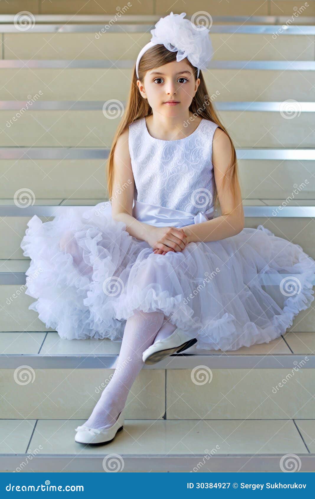 Gentille petite fille image stock. Image du enfant, caucasien - 30384927