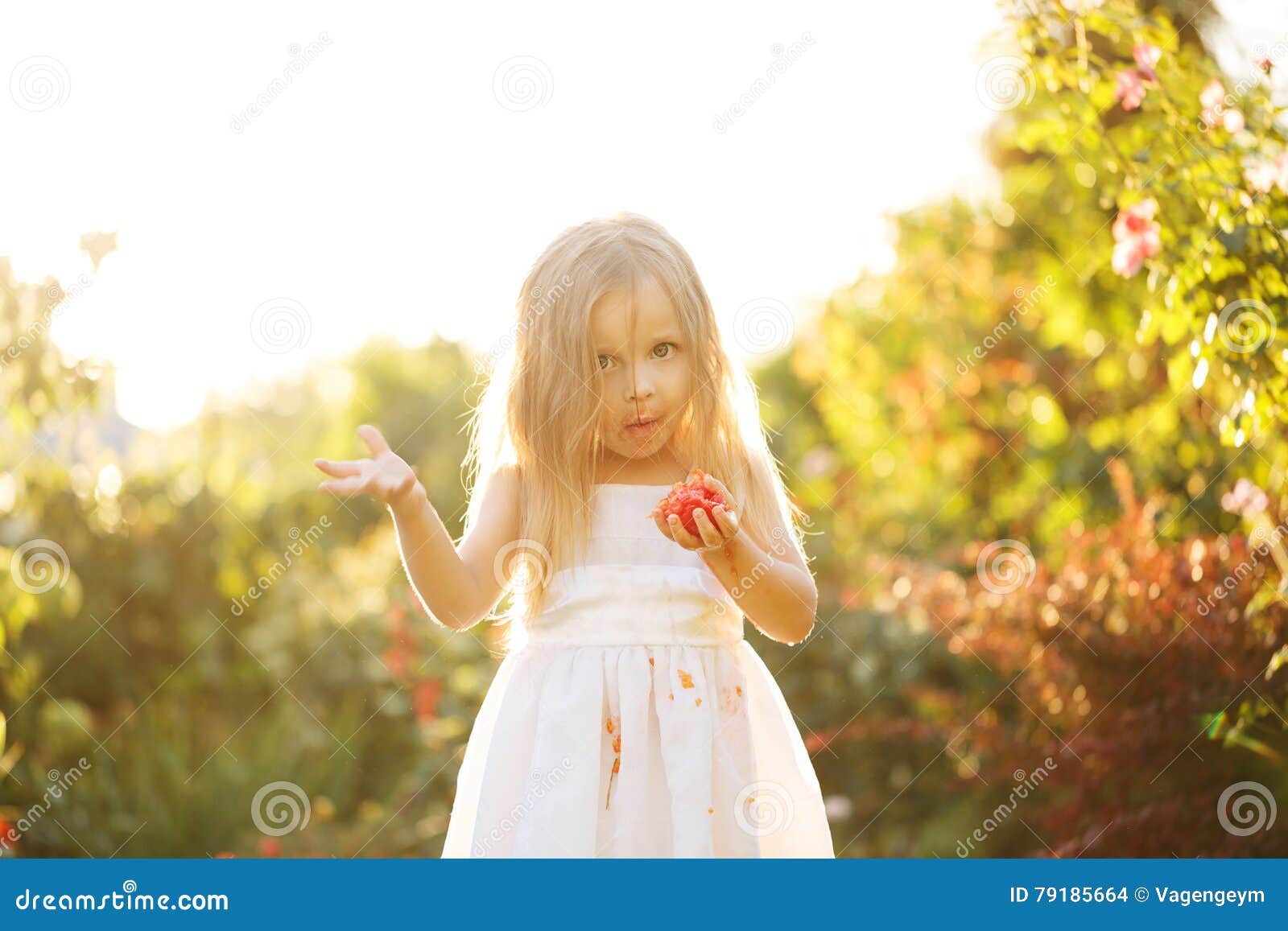 Gentille Petite Fille Mangeant Une Tomate Photo stock - Image du amour ...