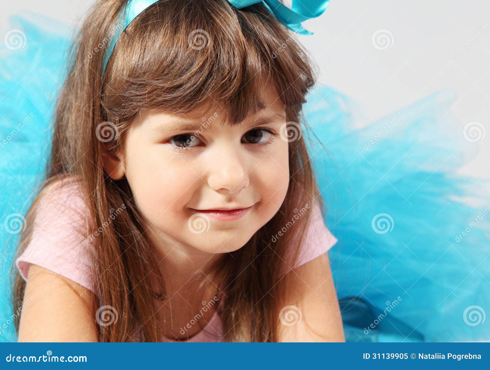 Gentille Petite Fille Semblante Image stock - Image du gris, verticale ...