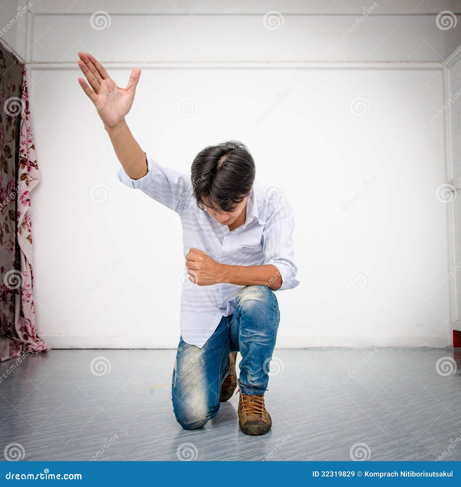 Genuflexión a la alabanza. imagen de archivo. Imagen de mano - 32319829