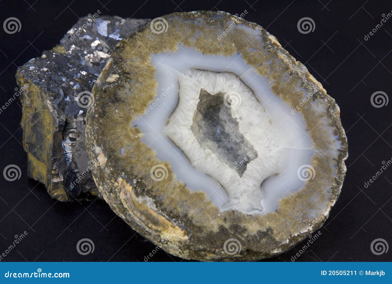 Geode e roccia del lave immagine stock. Immagine di geologia - 20505211