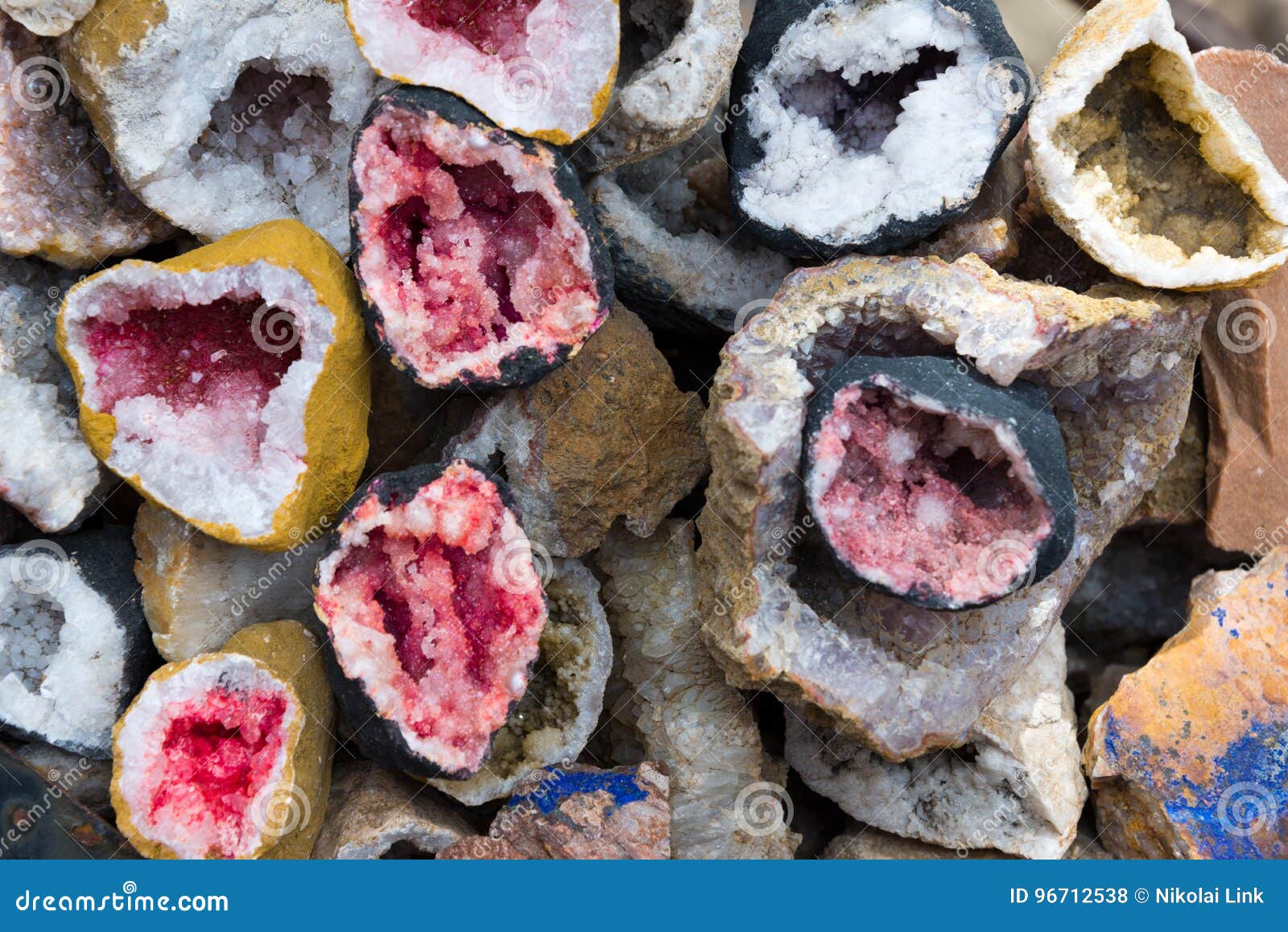 Geodes at souvenir stall stock photo. Image of agate - 96712538