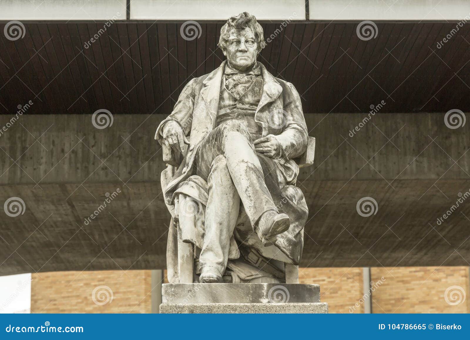 Georg Simon Ohm-Monument Vor TU in München Redaktionelles Bild - Bild ...