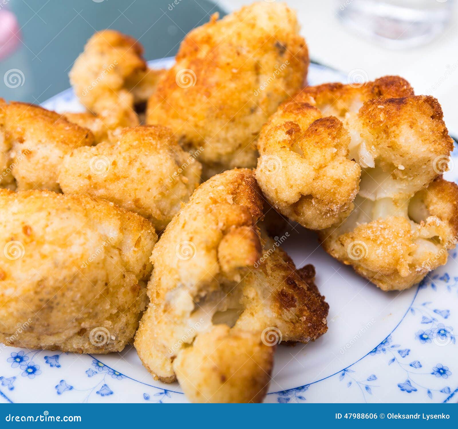 Gepaneerd En Gebraden Een Bloemkool Stock Foto - Image of plaat ...