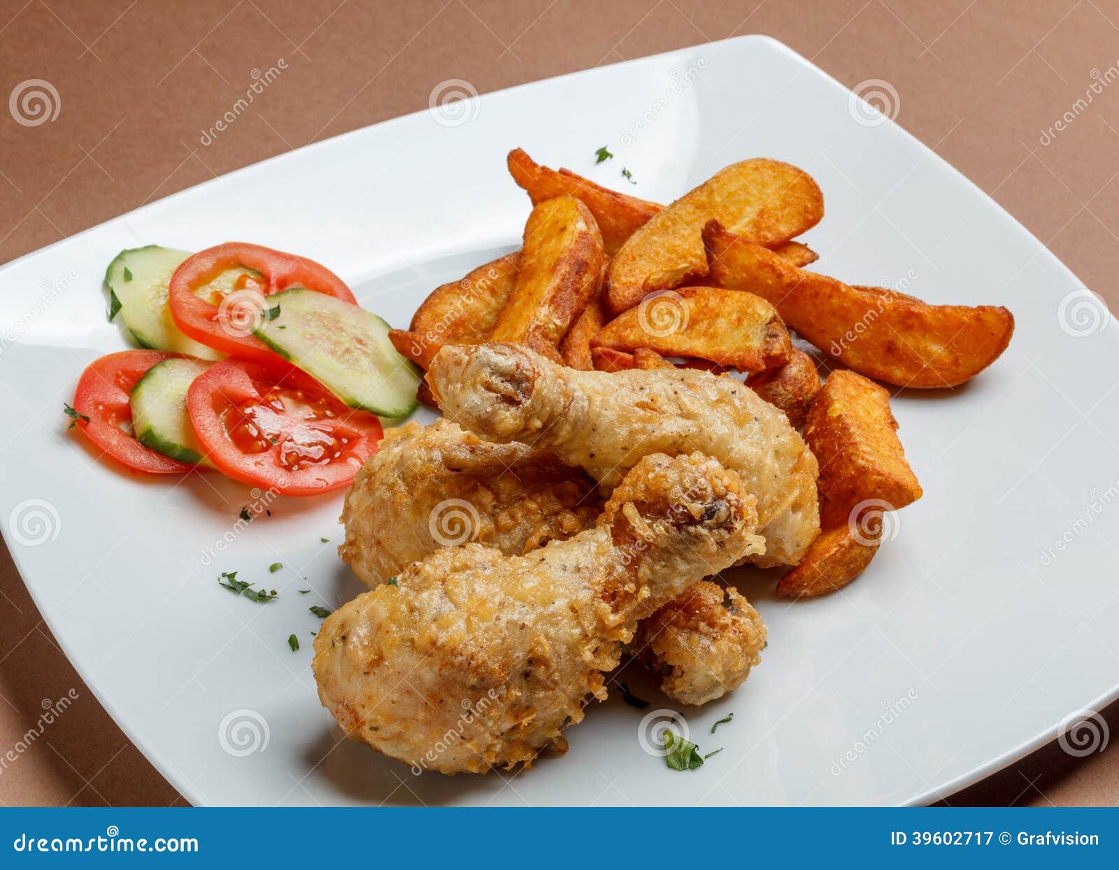 Gepaneerde kippenvleugels stock afbeelding. Image of achtergrond - 39602717