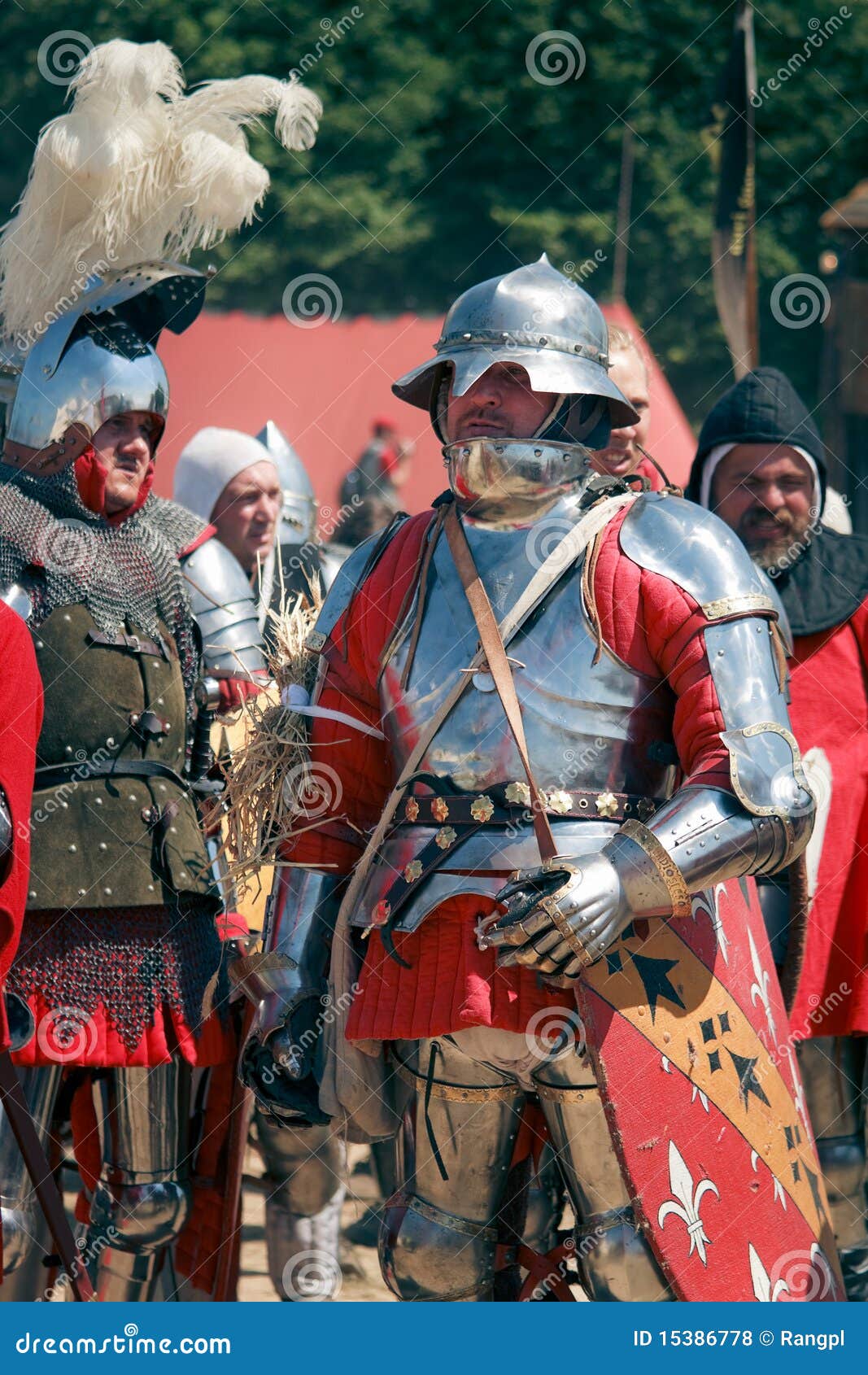 Gepanzerte Ritter redaktionelles stockfoto. Bild von fall - 15386778