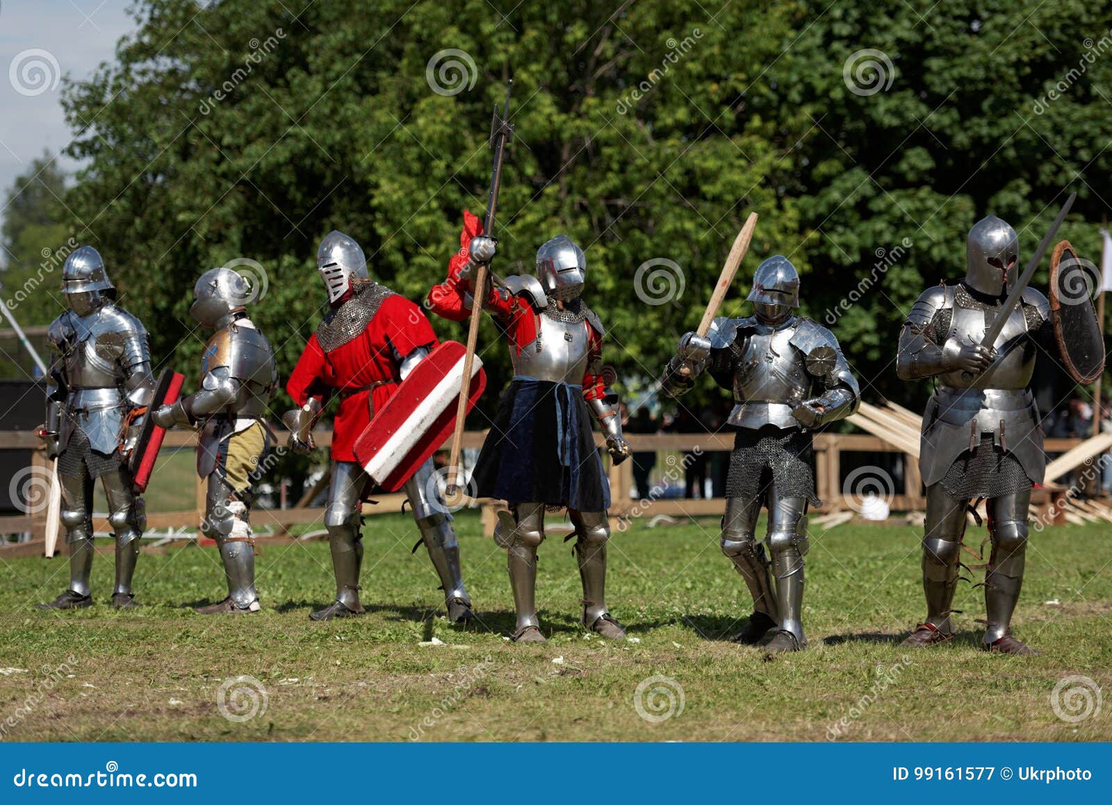 Gepanzerte Ritter, Die Zum Kampf Sich Vorbereiten Redaktionelles ...