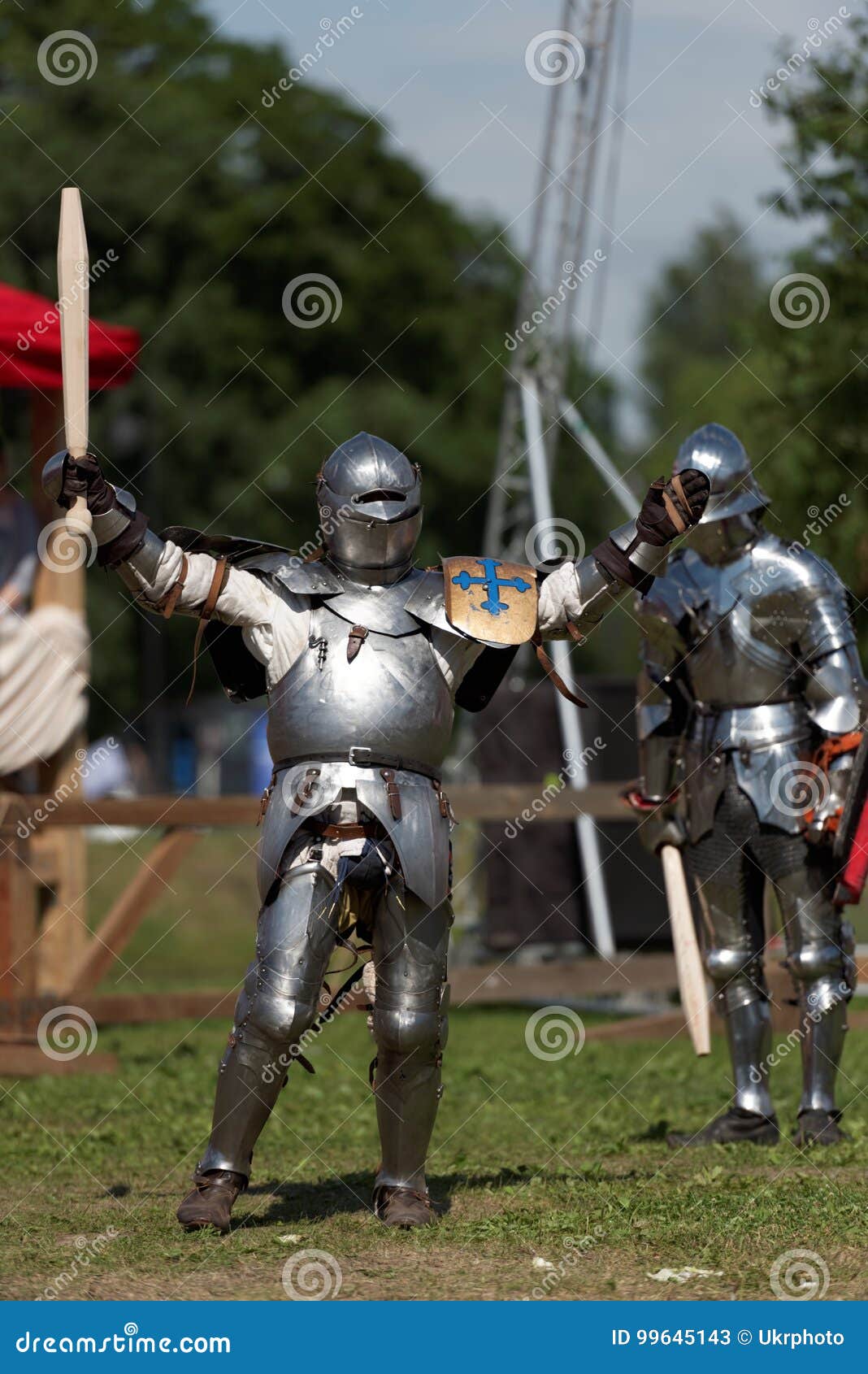 Gepanzerte Ritter, Die Zum Kampf Sich Vorbereiten Redaktionelles ...