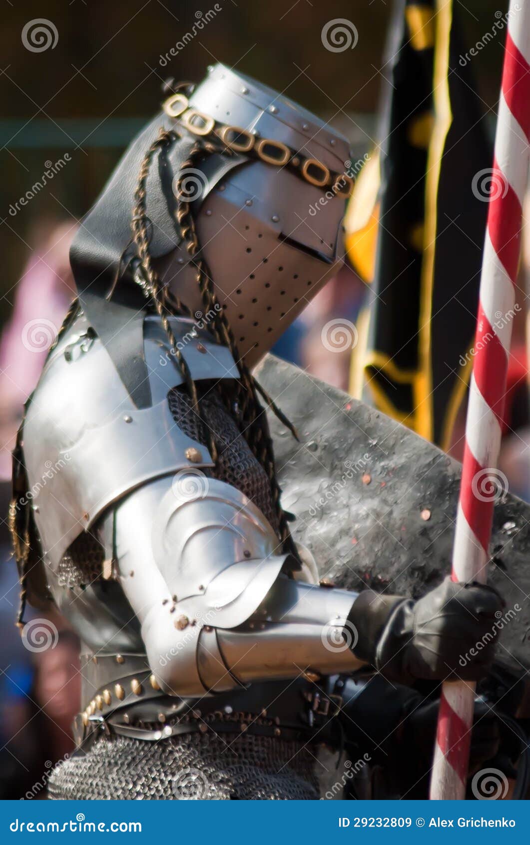 Gepanzerter Turnierritter stockbild. Bild von drehzahl - 29232809