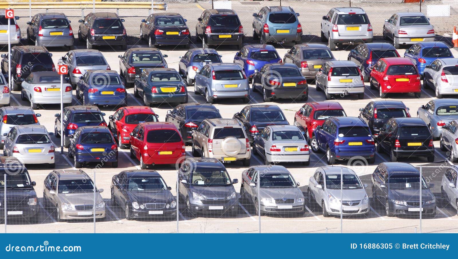 Geparkeerde Auto's stock afbeelding. Image of auto, handelaar - 16886305