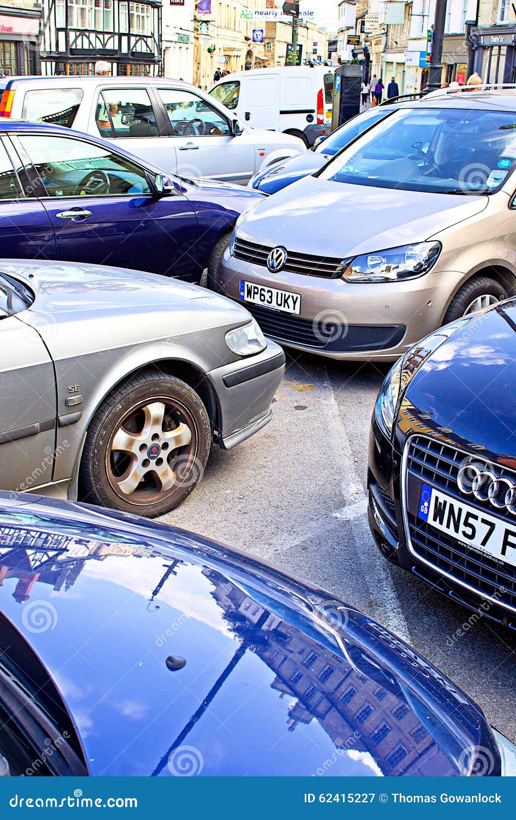 Geparkeerde auto's redactionele fotografie. Image of maak - 62415227