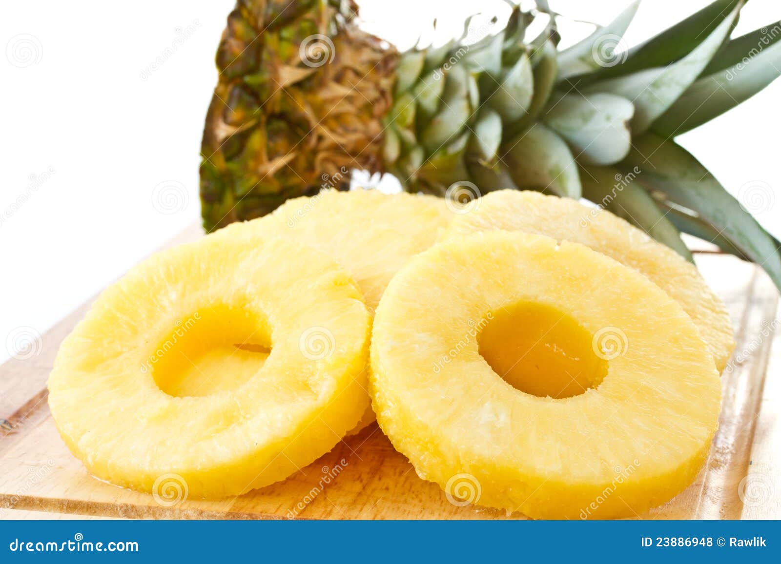 Gepelde plakken van ananas stock foto. Image of besnoeiing - 23886948
