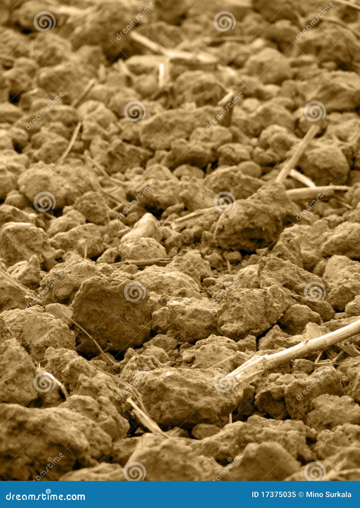 Geploegde grond stock afbeelding. Image of gebied, aarde - 17375035