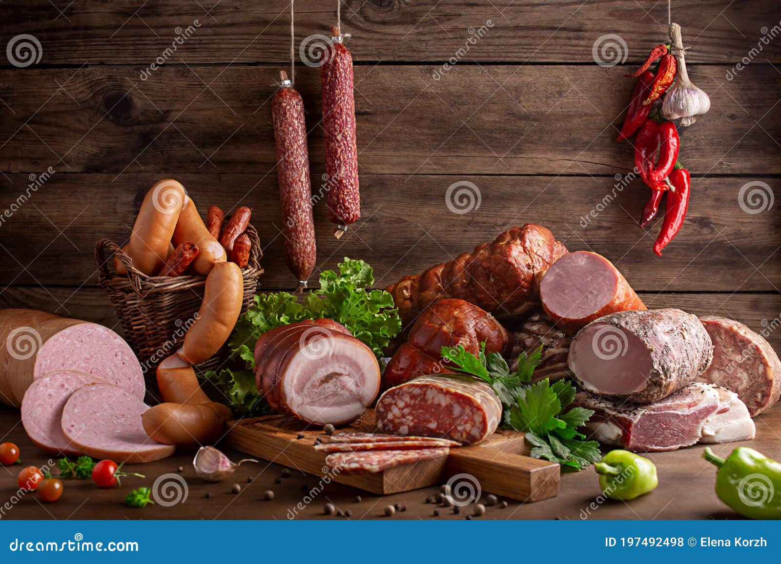 Geräuchertes Fleisch Und Wurst in Der Erfassung Stockfoto - Bild von ...