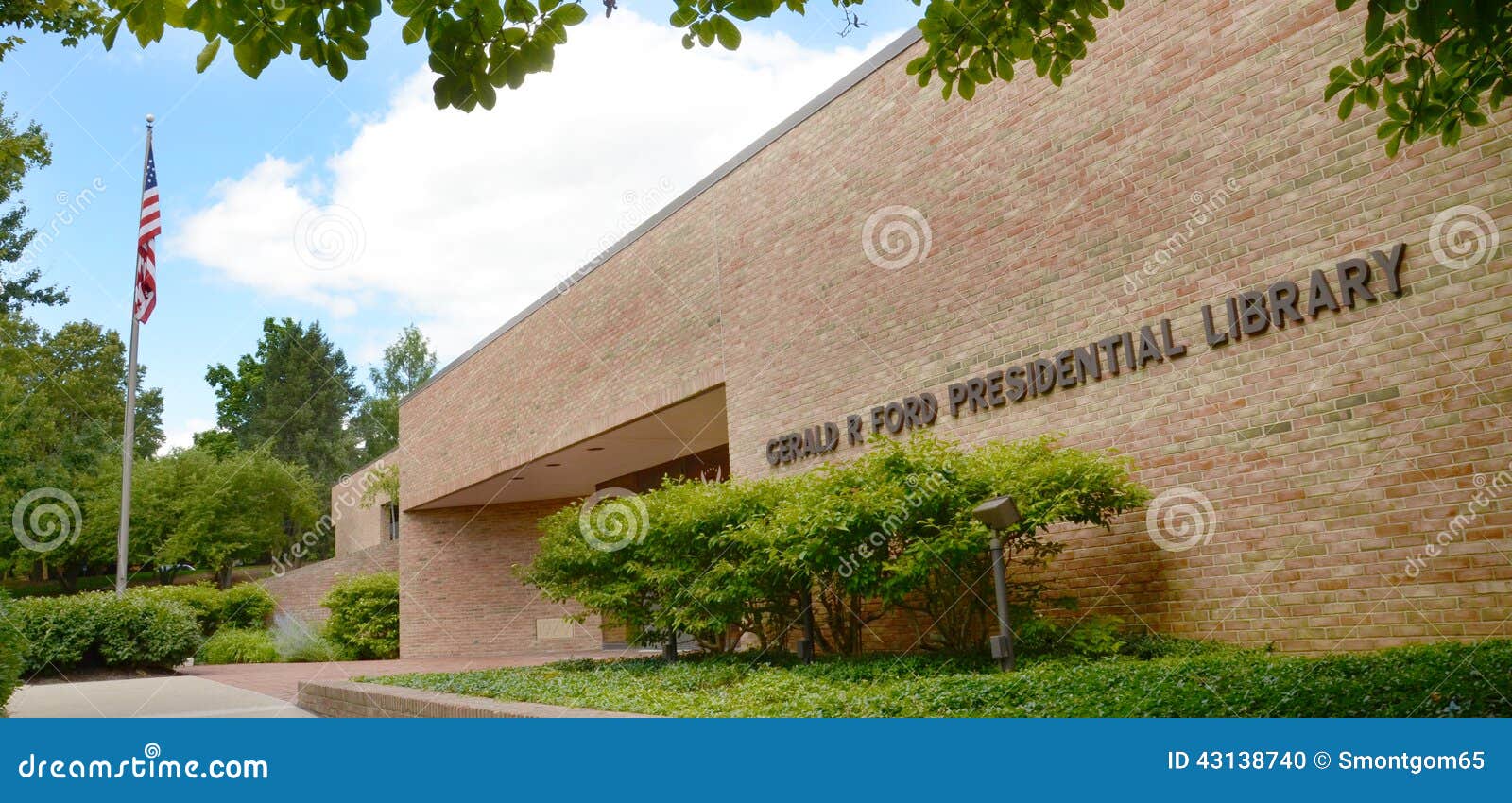 Gerald Ford Presidential Library - Vue De Drapeau Image éditorial ...