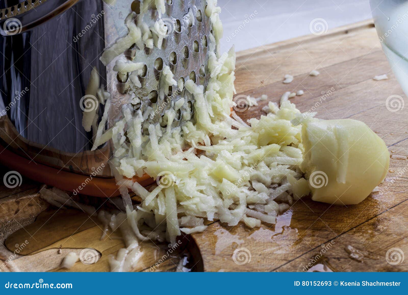 Geraspte Aardappel En Rasp Van Kant Stock Afbeelding - Image of houten ...