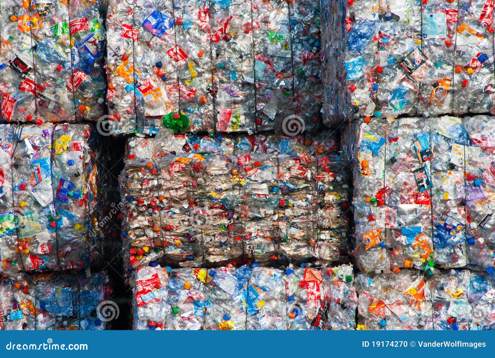 Gerecycleerd plastiek redactionele afbeelding. Image of fles - 19174270