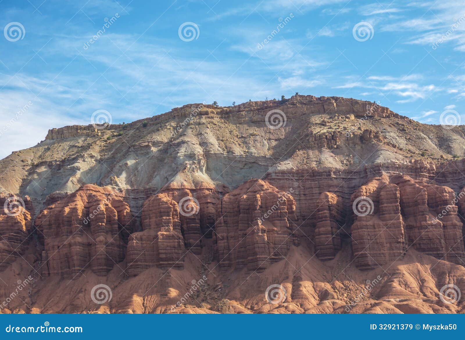 Geriffelte Wand in Utah stockbild. Bild von gelb, kapitol - 32921379
