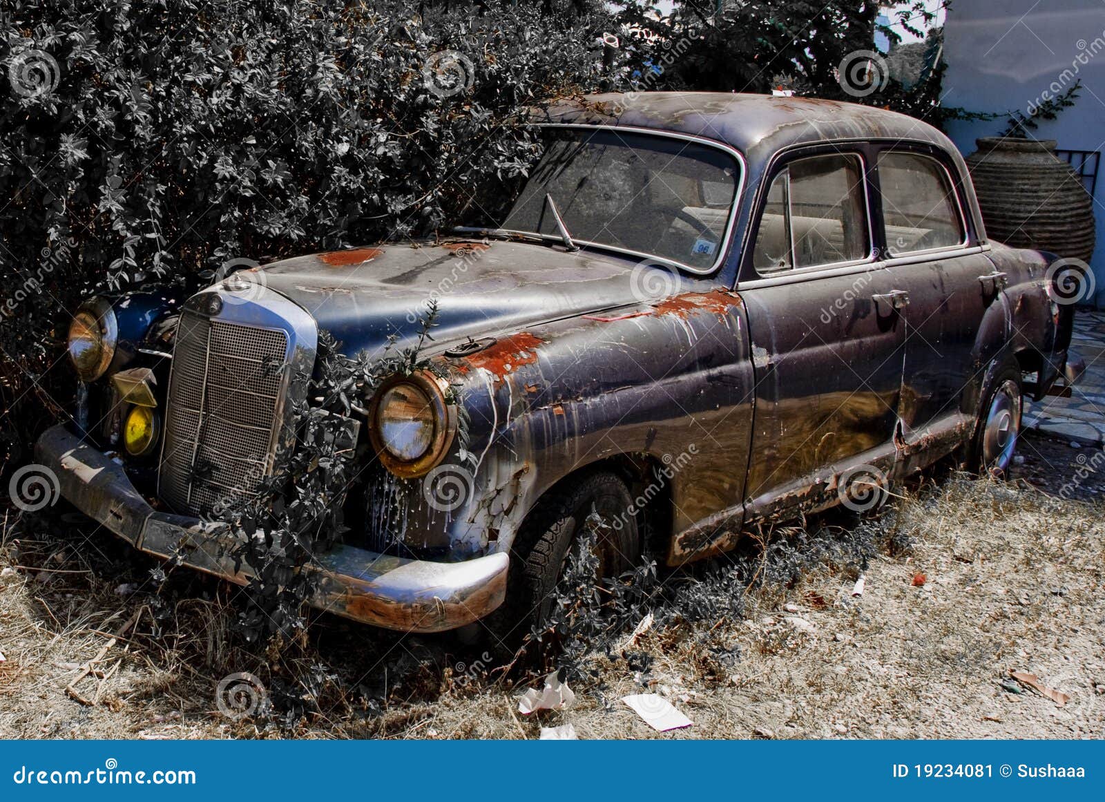 Geroeste oude auto stock afbeelding. Image of gevlekt - 19234081