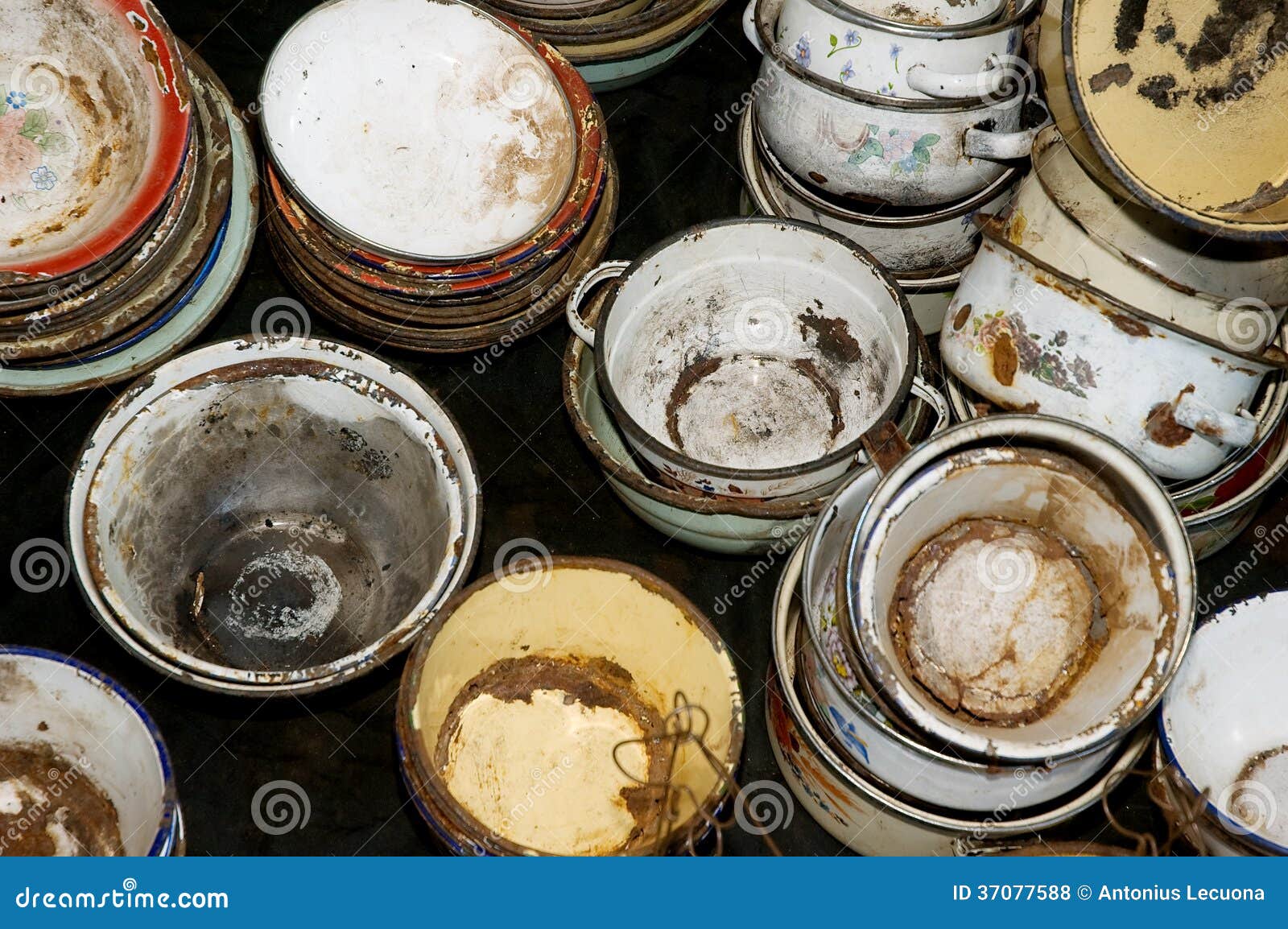 Geroeste Oude Potten En Kommen Stock Foto - Image of gebruikt, hobby ...