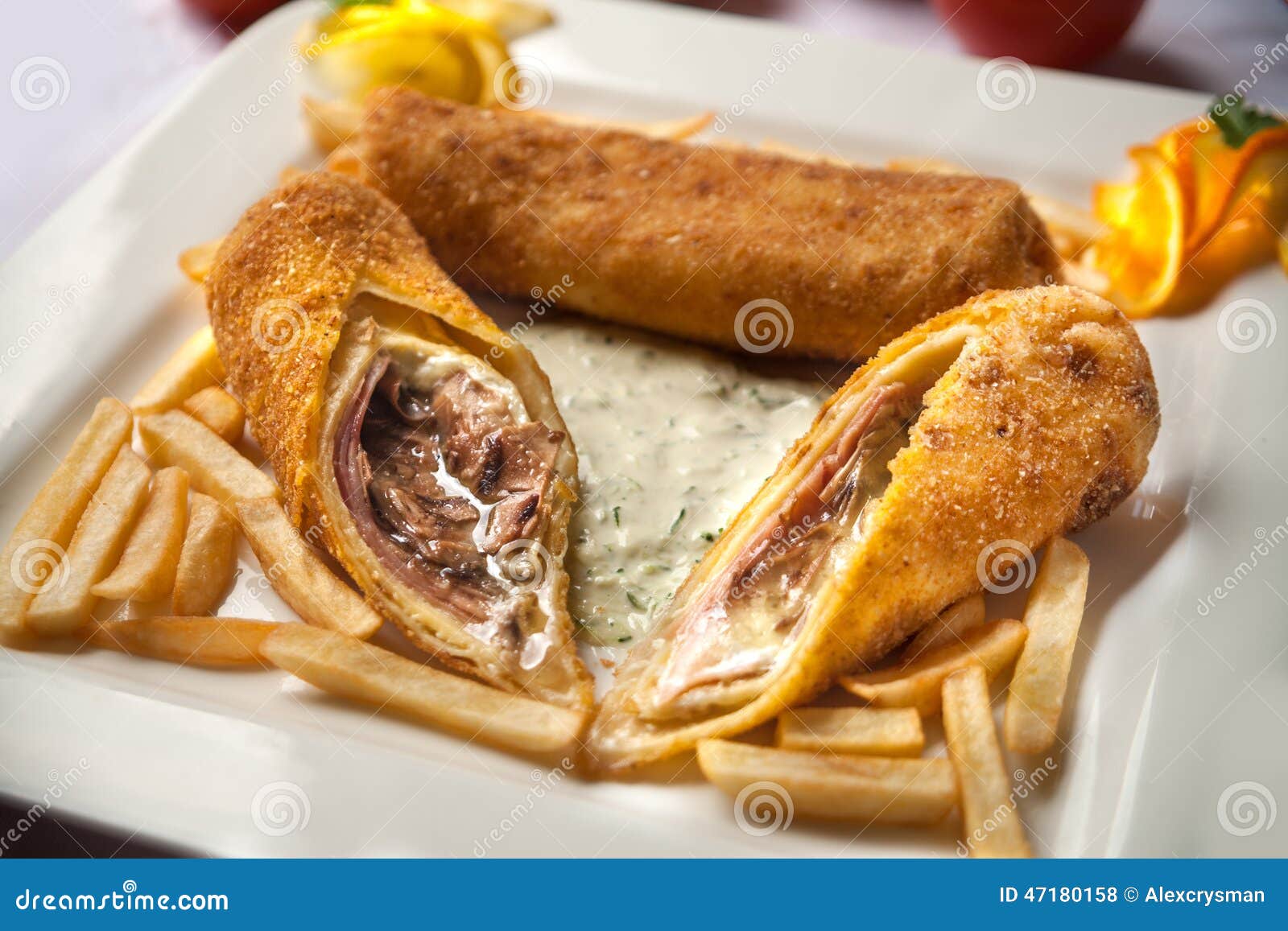 Gerolltes Fleisch Mit Pommes-Frites Stockfoto - Bild von kopfsalat ...