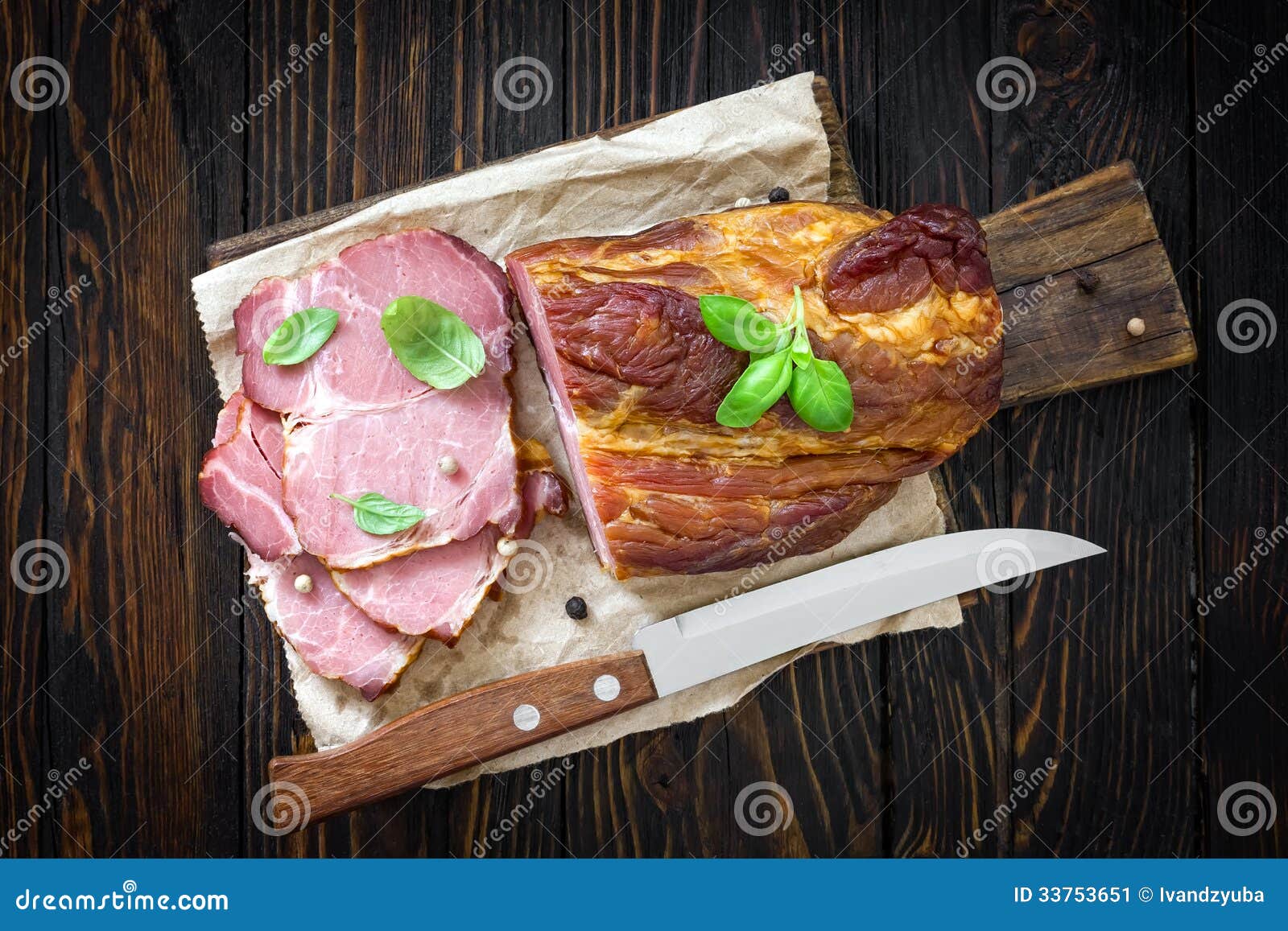 Gerookt vlees stock afbeelding. Image of gesneden, genezen - 33753651